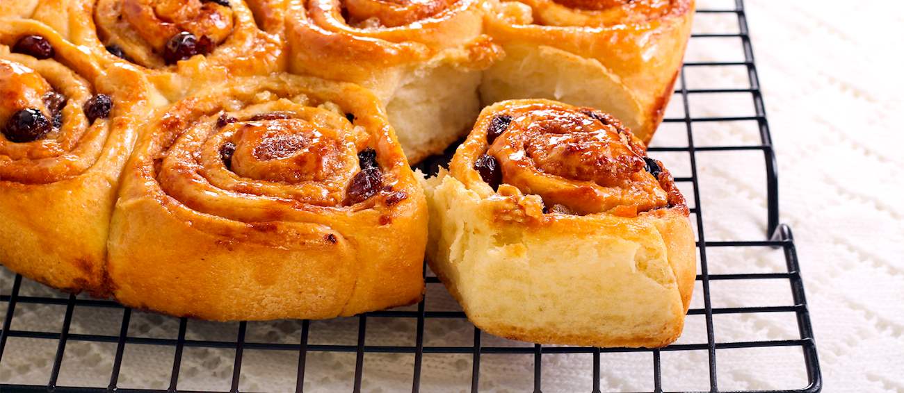 3 Best Buns in England - TasteAtlas