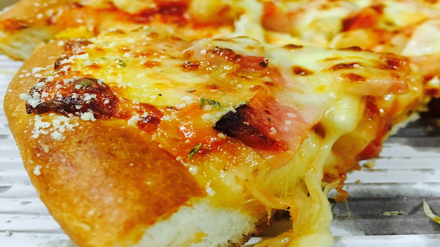 6 Best Pizzas in Canada - TasteAtlas