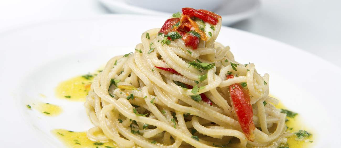 Spaghetti Aglio e Olio | Traditional Pasta From Lazio, Italy