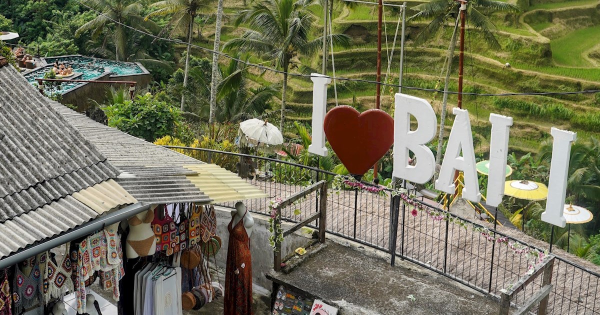 The Truth About Bali: Trash, Russians, Instagramers... and Food of the Gods