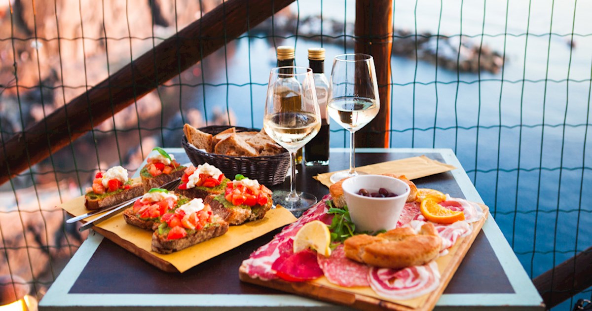 Italian aperitivo: when the food comes free with the drinks