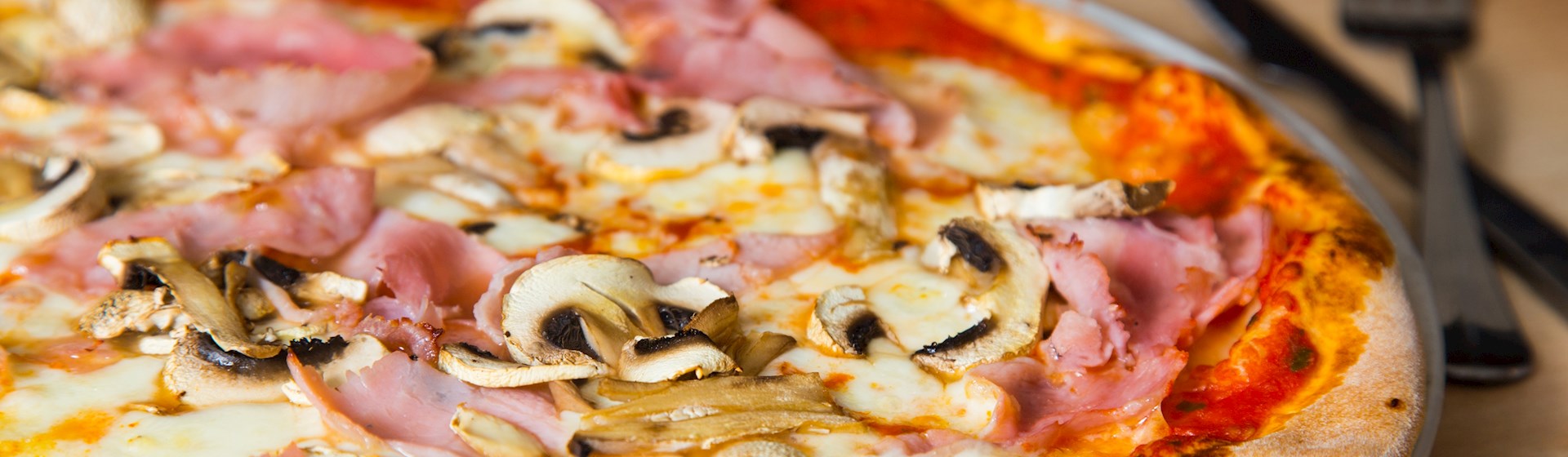 3 Best Rated Pizzas With Wet-cured Ham and Mushrooms - TasteAtlas