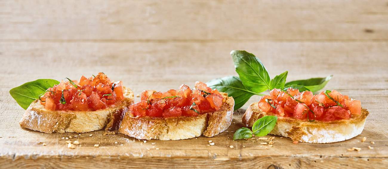 5 Best Rated Dishes With Bread and Basil - TasteAtlas