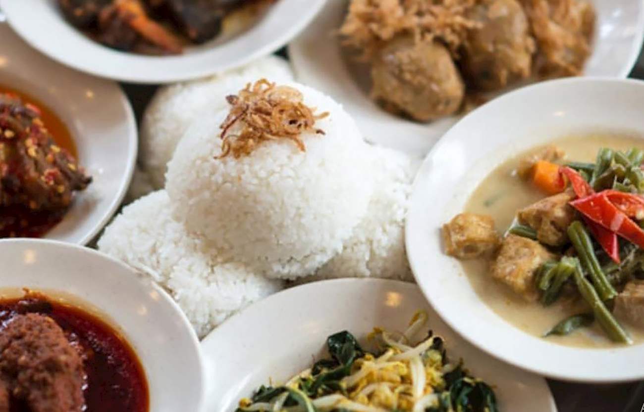 Nasi Padang In Rumah Makan Minang | TasteAtlas | Recommended authentic ...