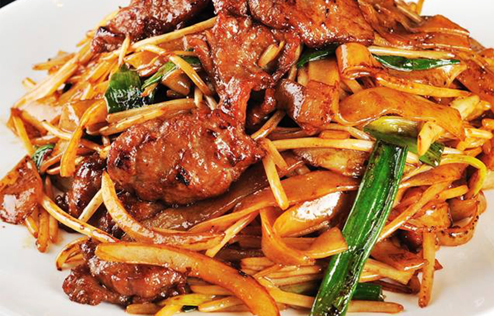 Beef Chow Fun | Traditional Noodle Dish From Guangdong, China