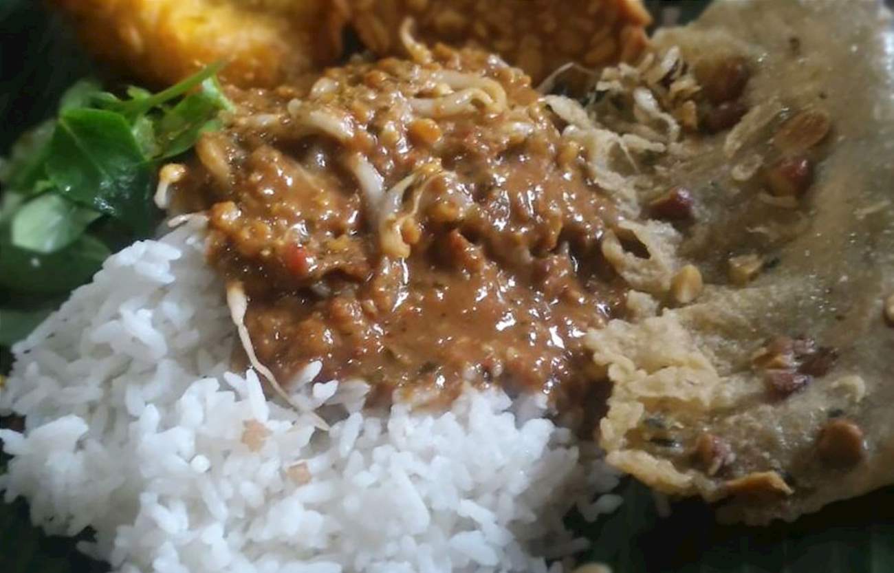 Nasi Pecel In Pecel Pincuk Kalibata | TasteAtlas | Recommended ...