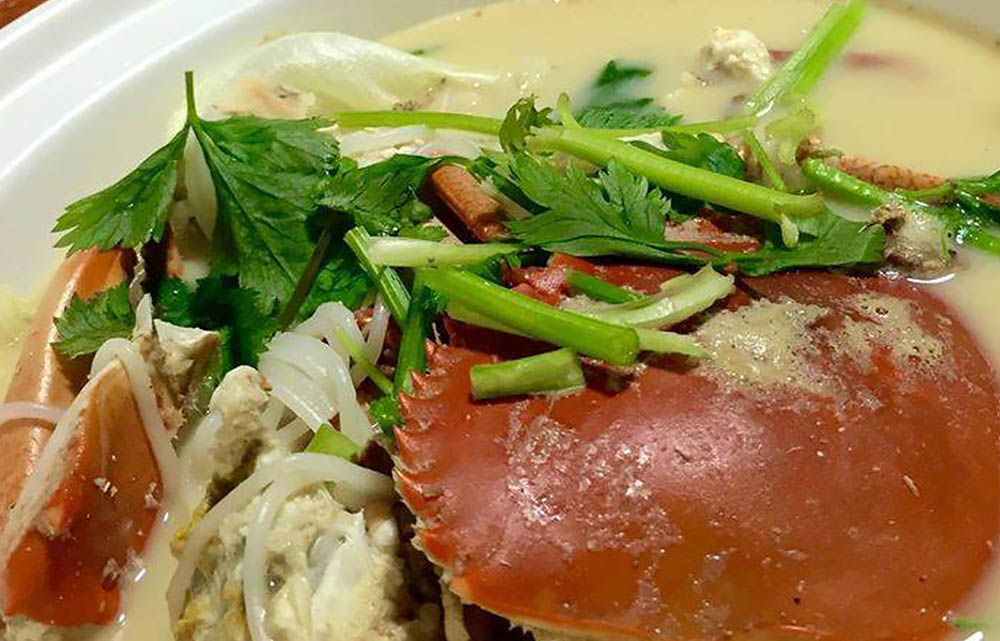 Crab Bee Hoon Soup | Traditional Soup From Singapore, Southeast Asia ...