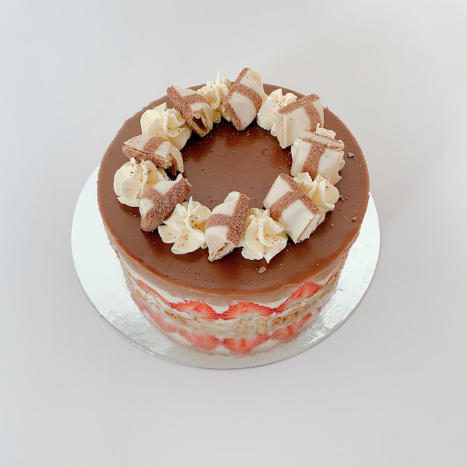 Bruno Chocolate Strawberry Cheesecake - Best Gourmet Products | TasteAtlas